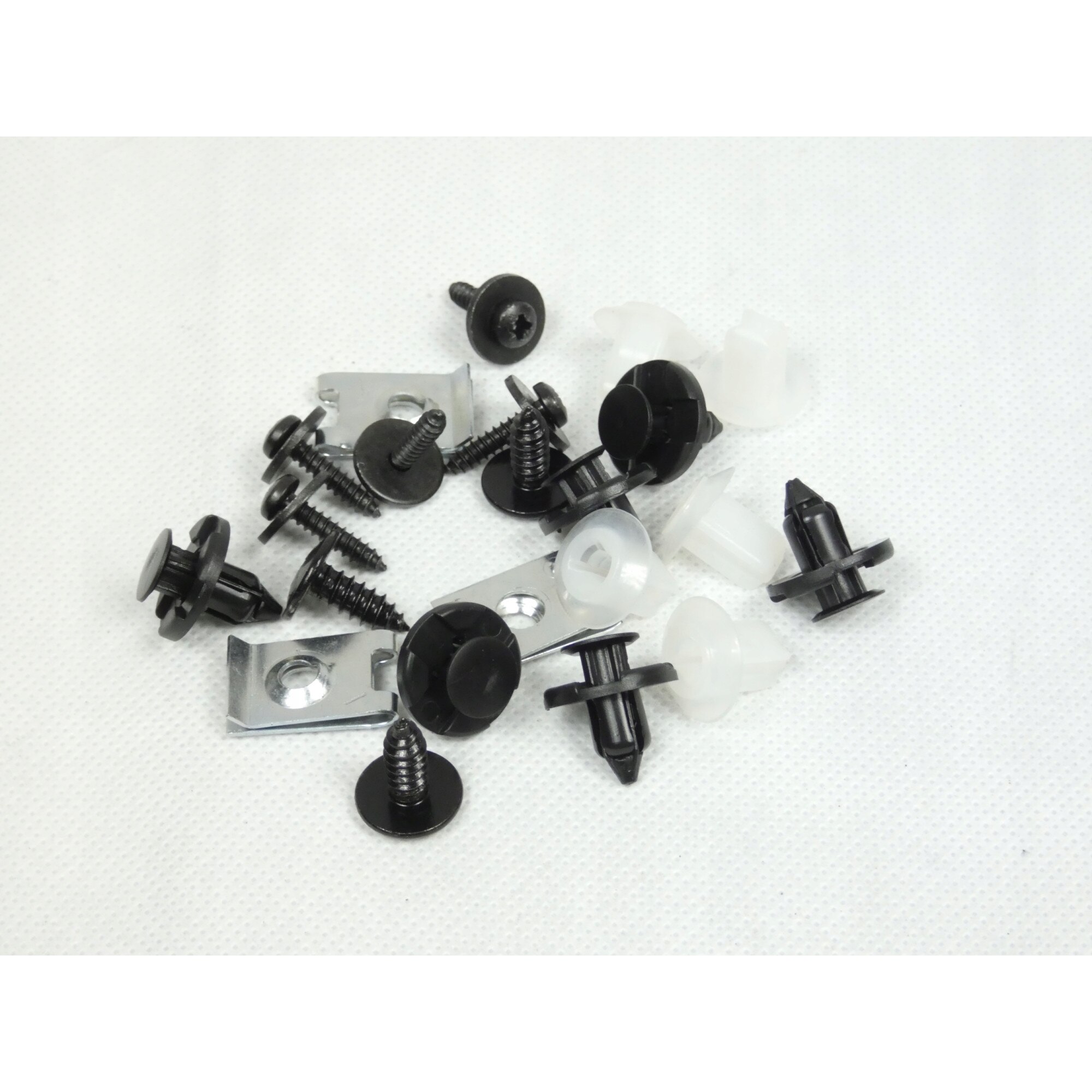 Set 22 cleme fixare pentru Nissan Micra / Note / Qashqai - eMAG.ro