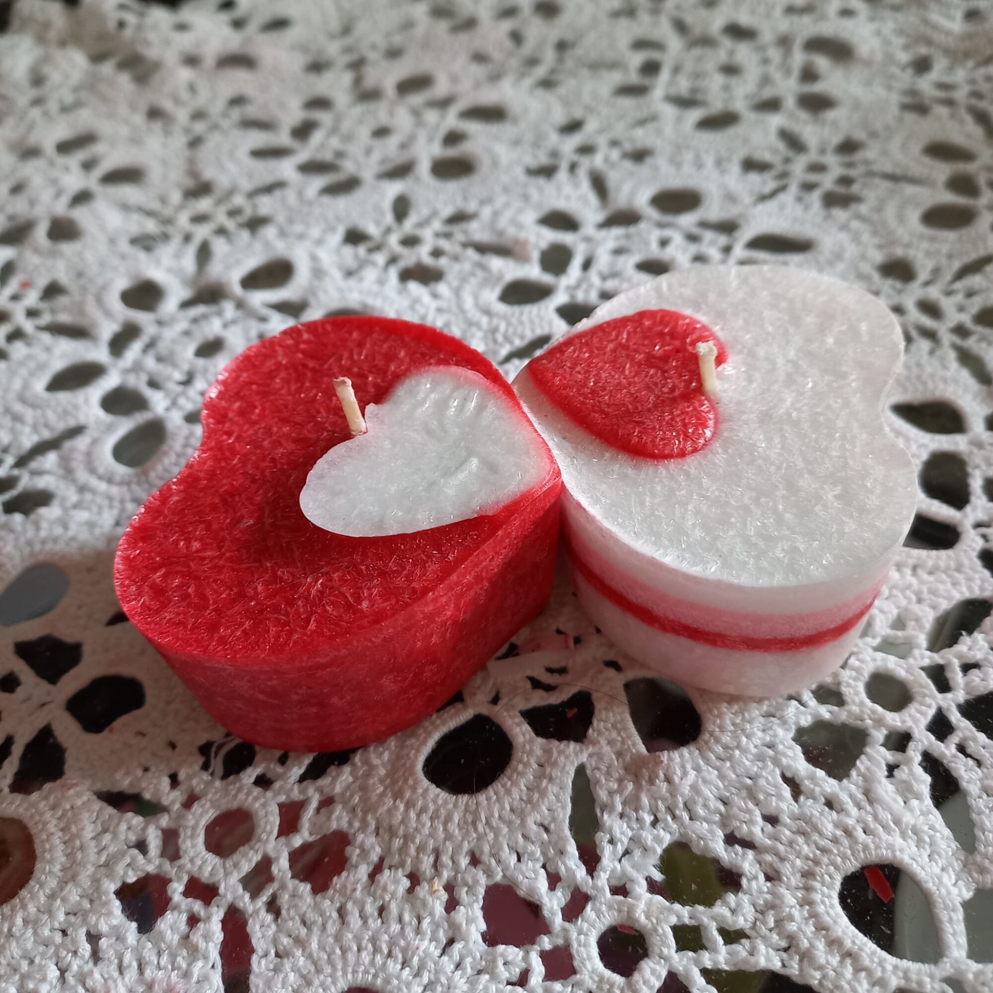 Set 4 lumanari, FiLImbratisare, forma de inimioara, rosu si alb, miros ...