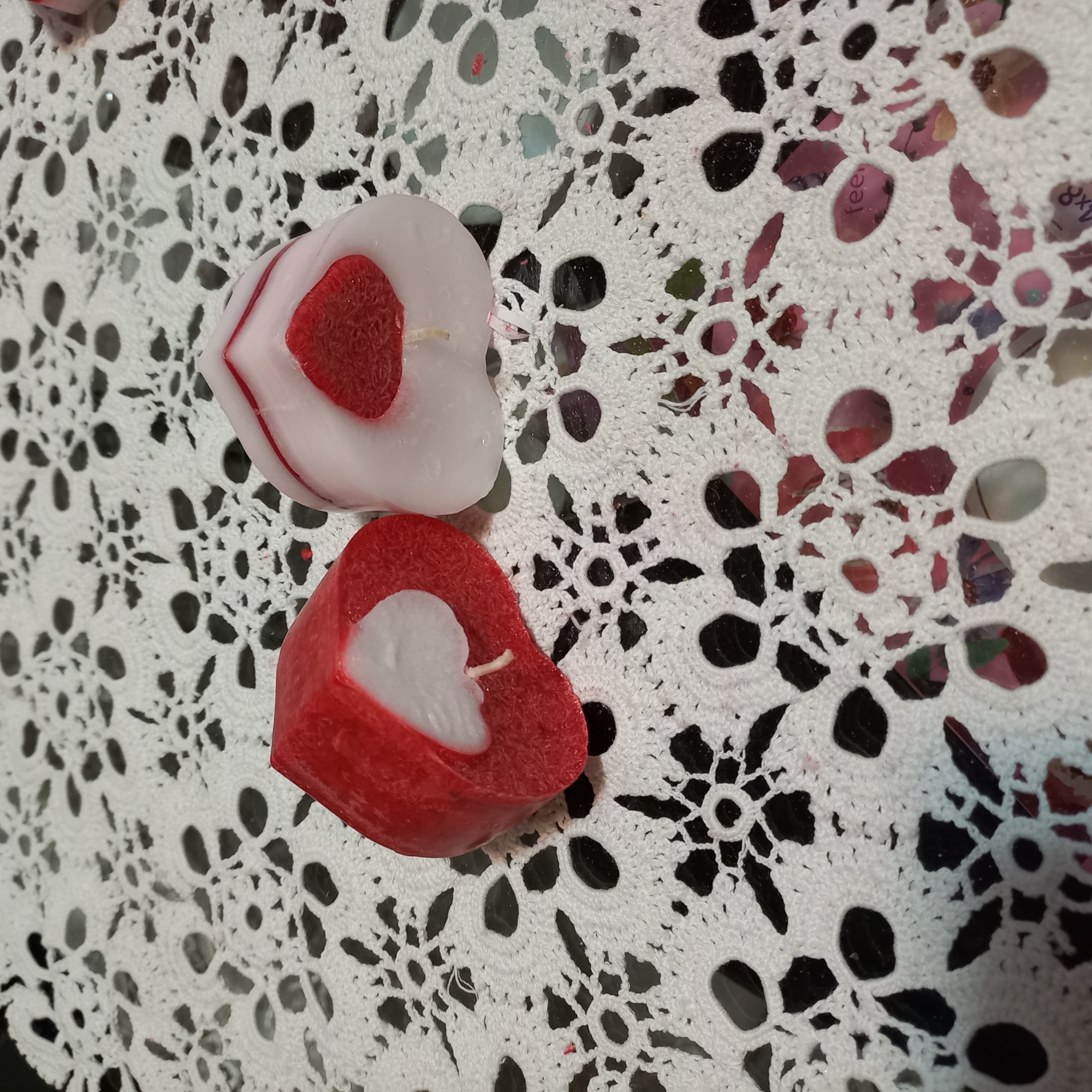 Set 4 lumanari, FiLImbratisare, forma de inimioara, rosu si alb, miros ...