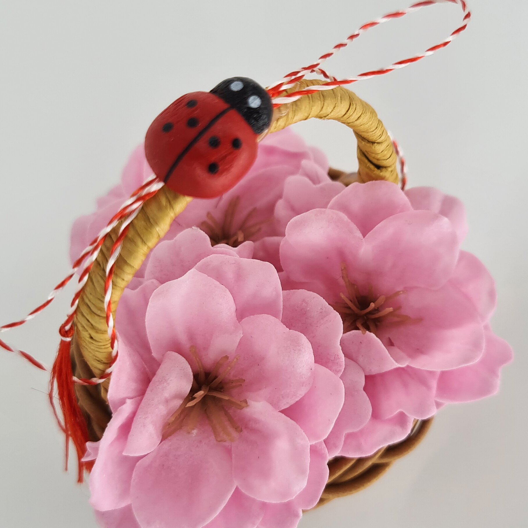 Aranjament floral bopo cosulet cu flori de cires din sapun, infoliat cu ...