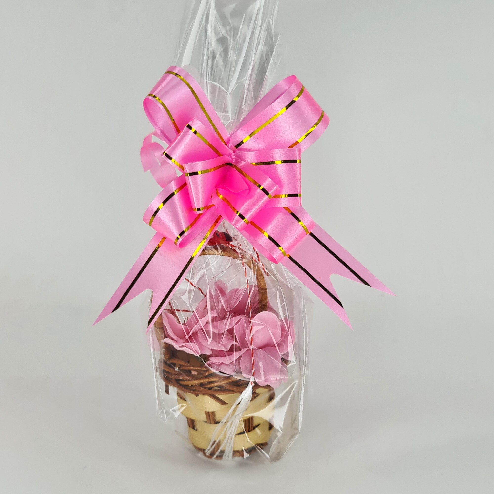 Aranjament floral bopo cosulet cu flori de cires din sapun, infoliat cu ...