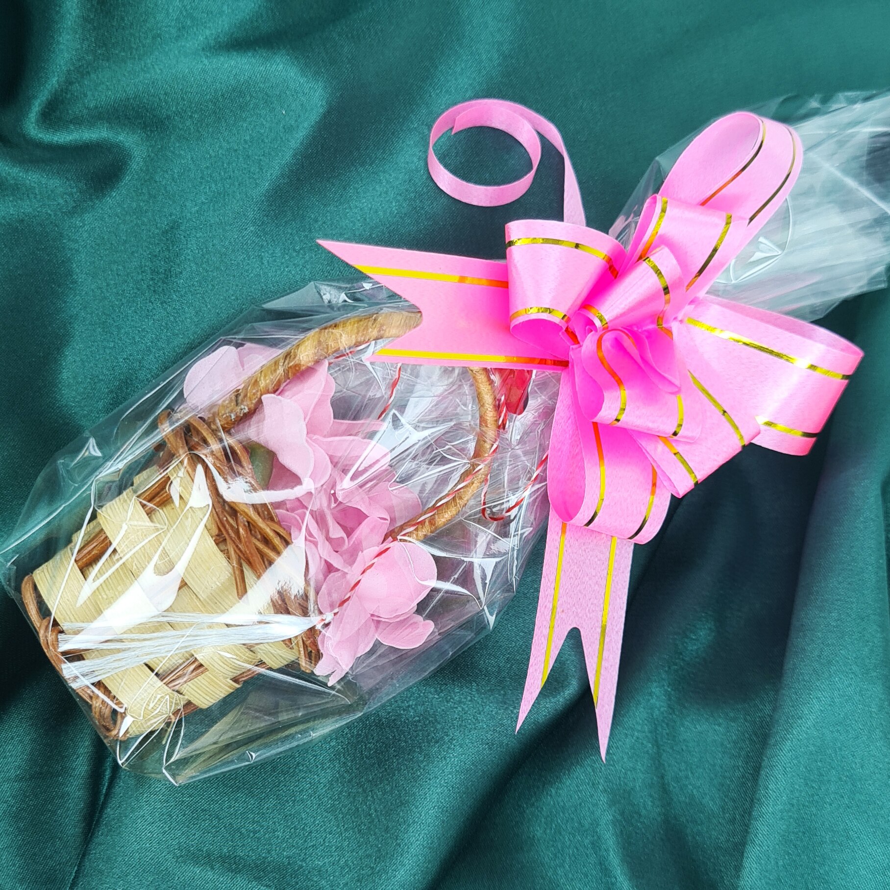 Aranjament floral bopo cosulet cu flori de cires din sapun, infoliat cu ...