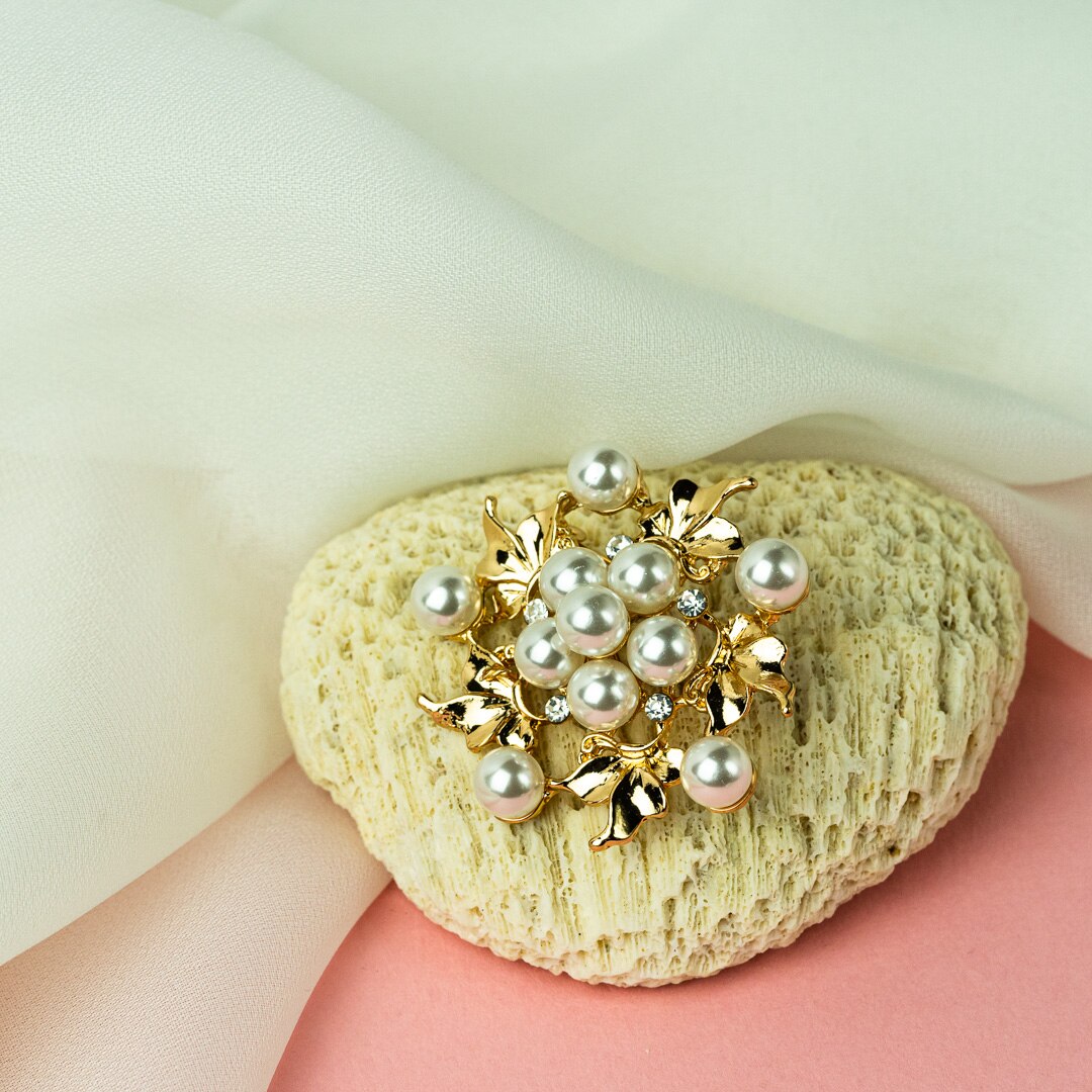 Brosa aurie cu perle, 4.6 cm "PEARL FLOWER" - eMAG.ro