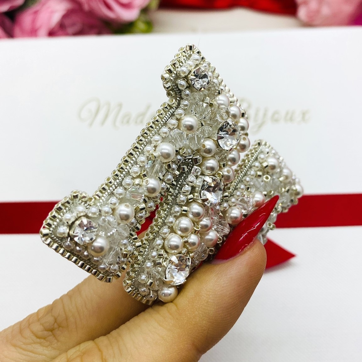 Brosa Litera M lucrata manual cu perle, cristale Swarovski si de sticla ...