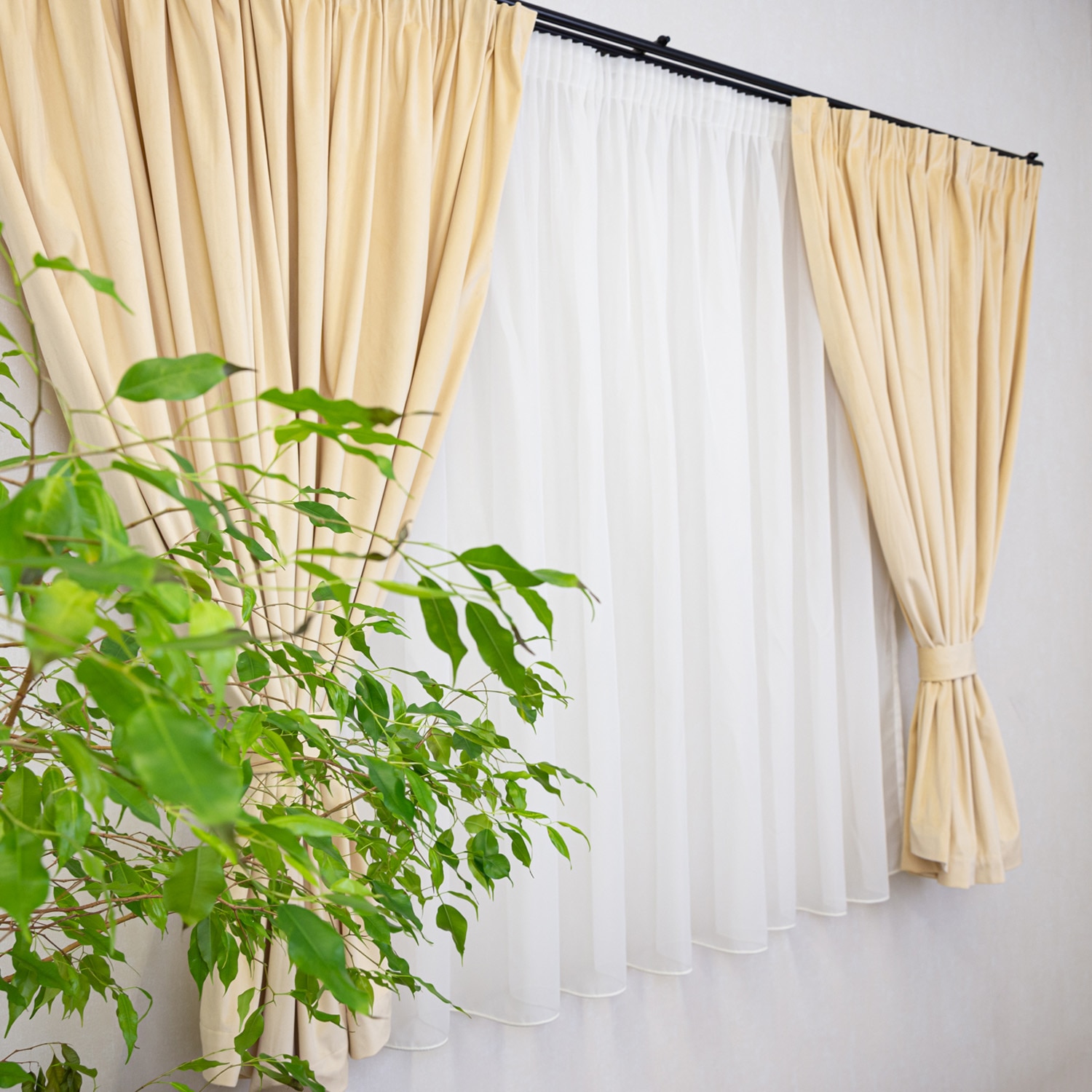 Set 2 draperii scurte cu doua benzi de prindere Hiko COMFY catifea crem ...