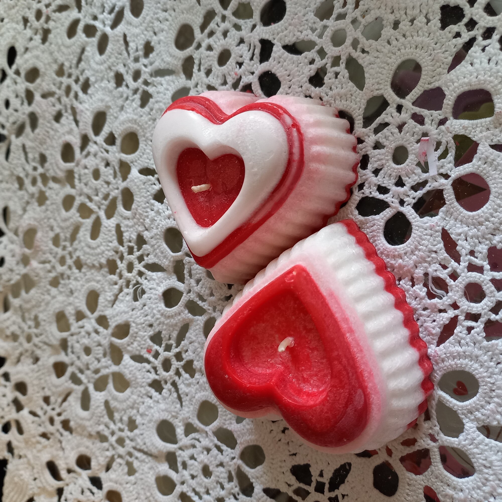 Set 2 lumanari, FiLInima, forma de inimioara, alb si rosu, miros de ...