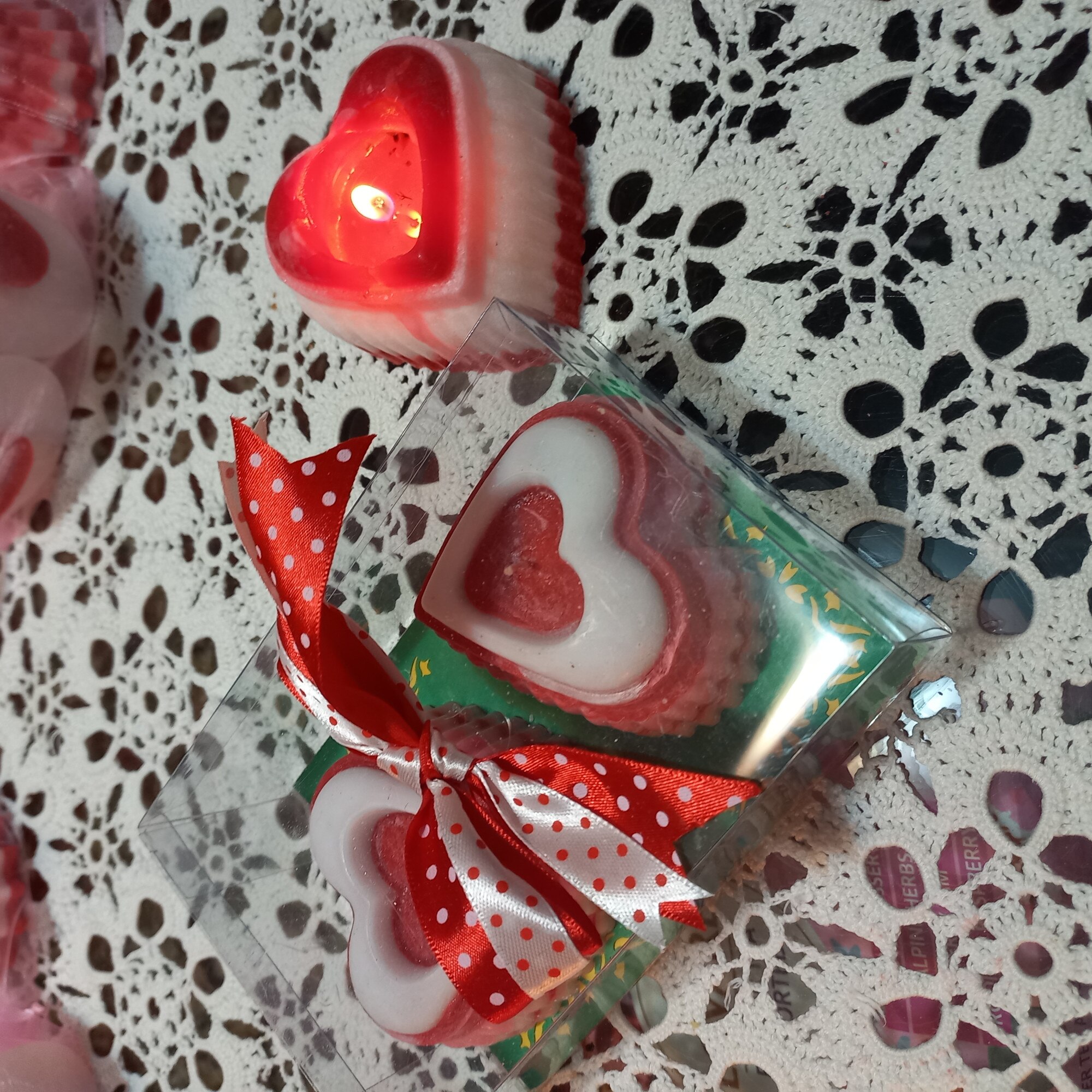 Set 2 lumanari, FiLInima, forma de inimioara, alb si rosu, miros de ...