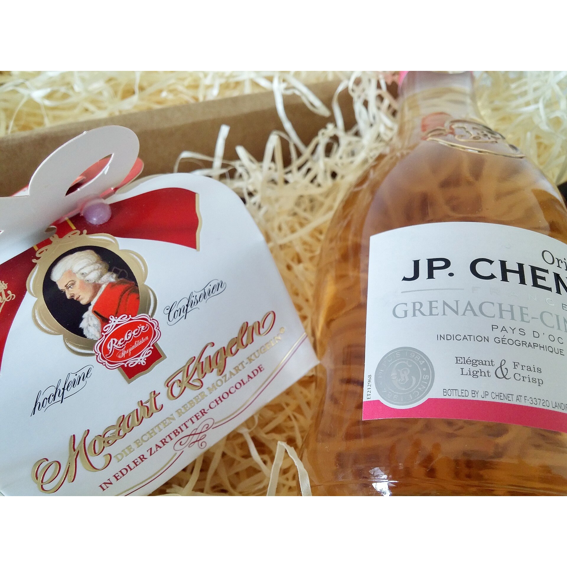 Set gourmet I Love You cu vin miniatura 25 ml, praline din ciocolata ...