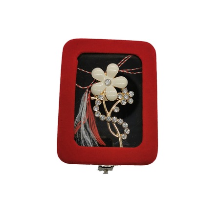 Martisor Brosa Mare, Floare Alba, in cutie de catifea rosie cu ...