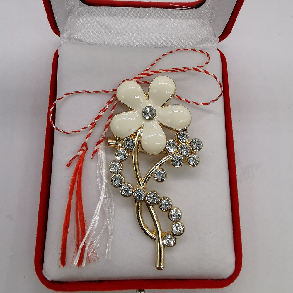 Martisor Brosa Mare, Floare Alba, in cutie de catifea rosie cu ...