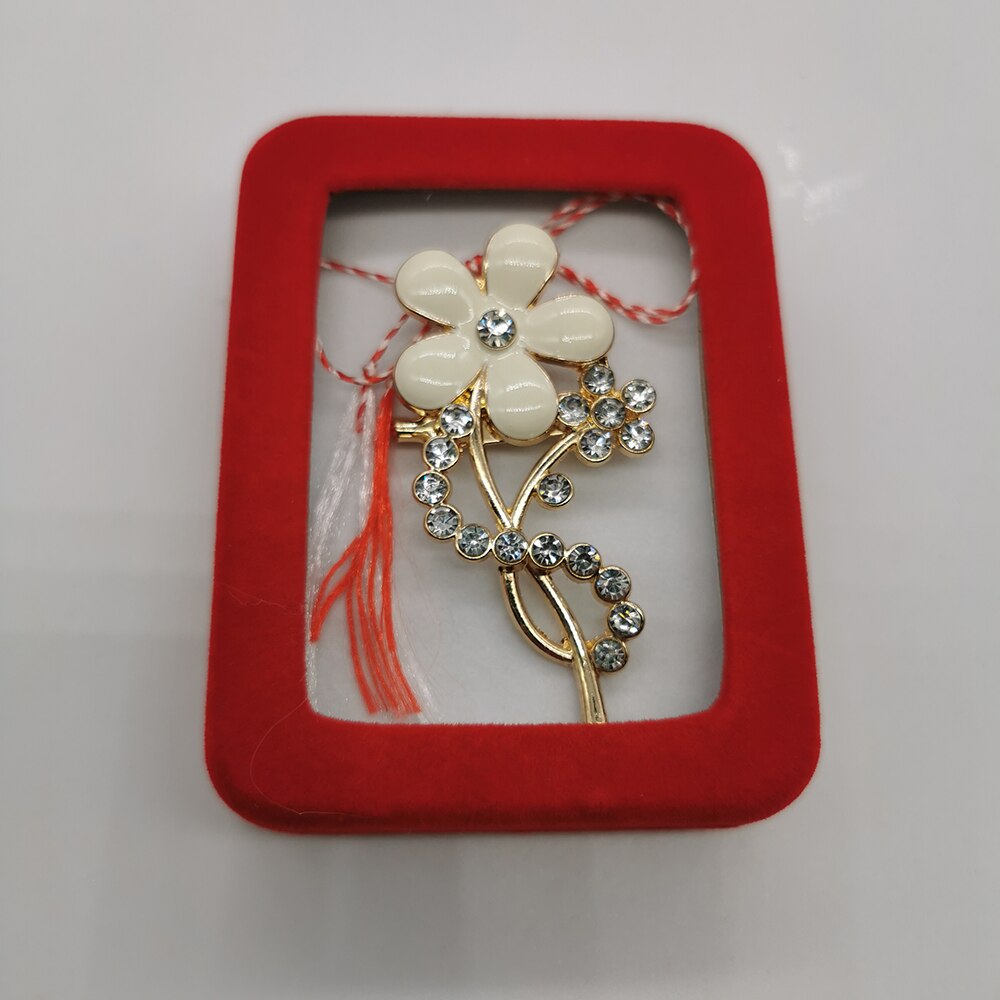 Martisor Brosa Mare, Floare Alba, in cutie de catifea rosie cu ...