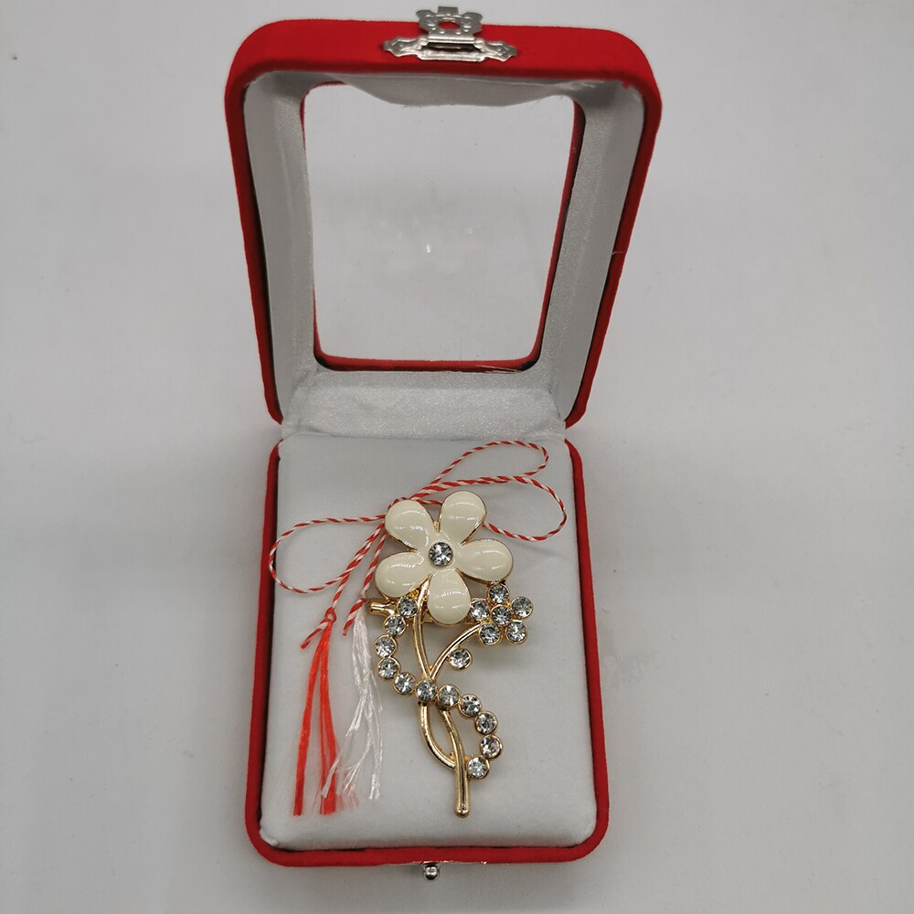 Martisor Brosa Mare, Floare Alba, in cutie de catifea rosie cu ...