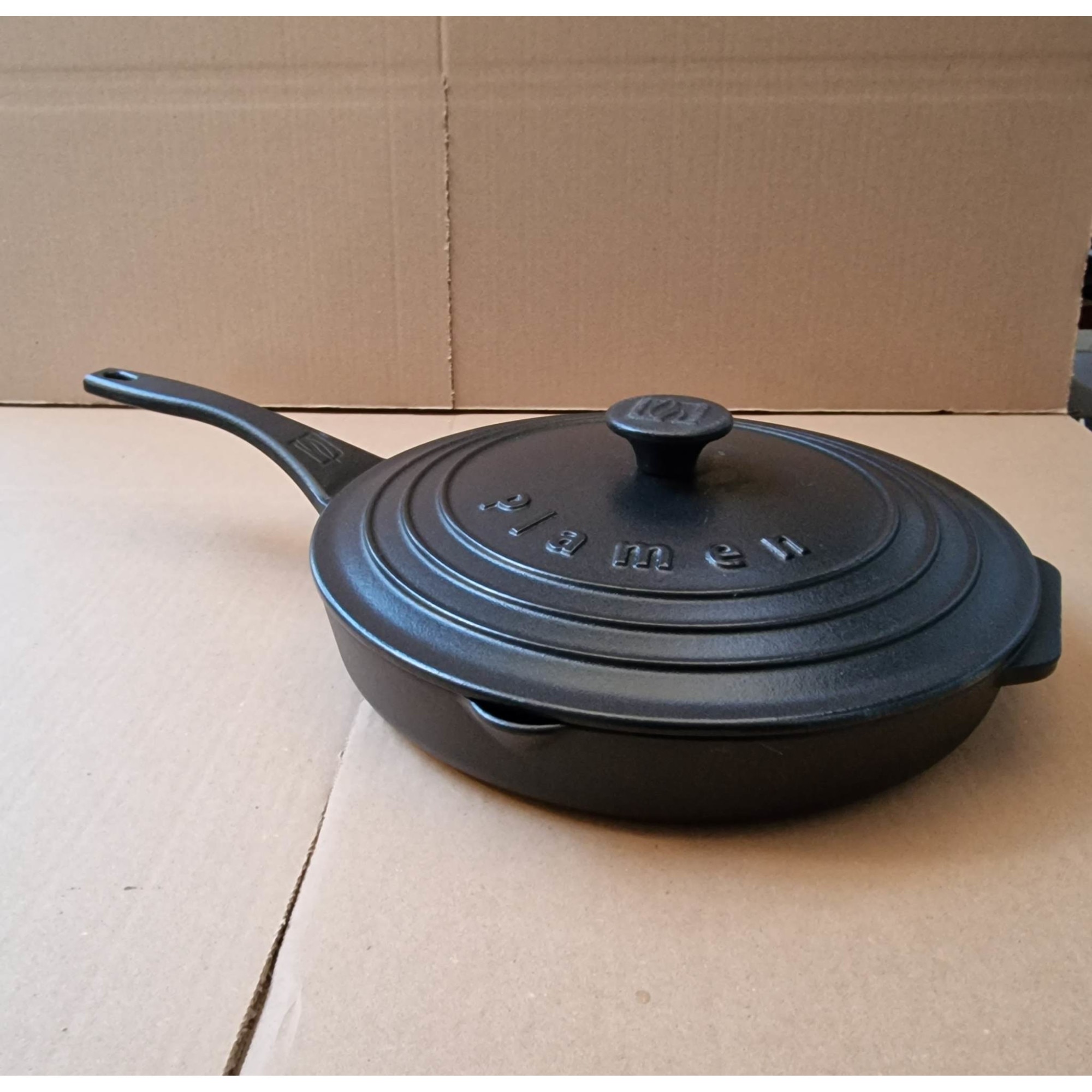 Tigaie fonta emailata 30 cm, cu capac, Plamen CROA10 - eMAG.ro