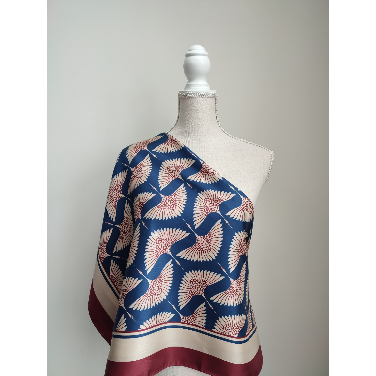 Batic matase naturala Bird, bordeaux, 90 cm x 90 cm - eMAG.ro