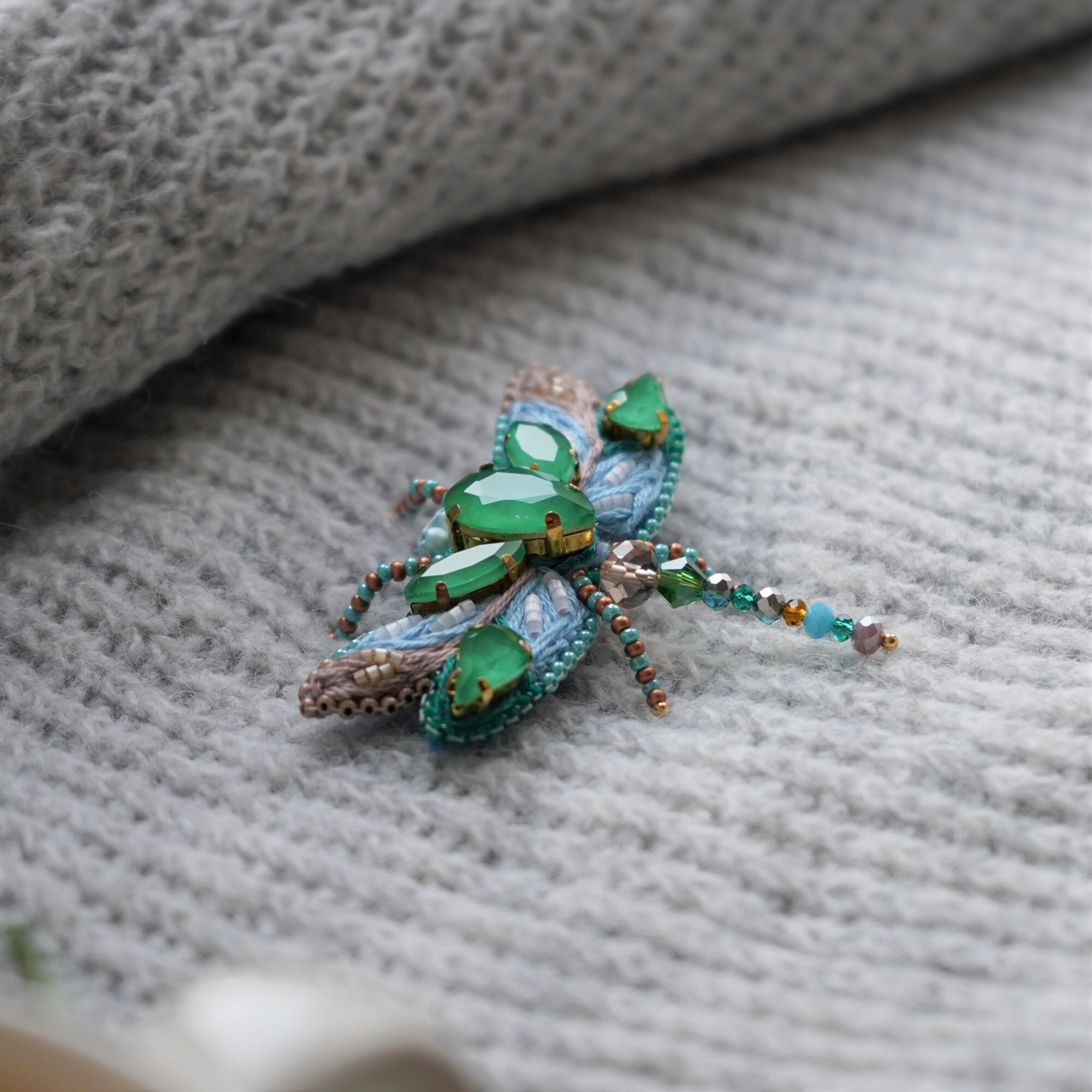 Brosa handmade, Libelula Brodata cu Cristale, Verde, 7x6,5 cm - eMAG.ro