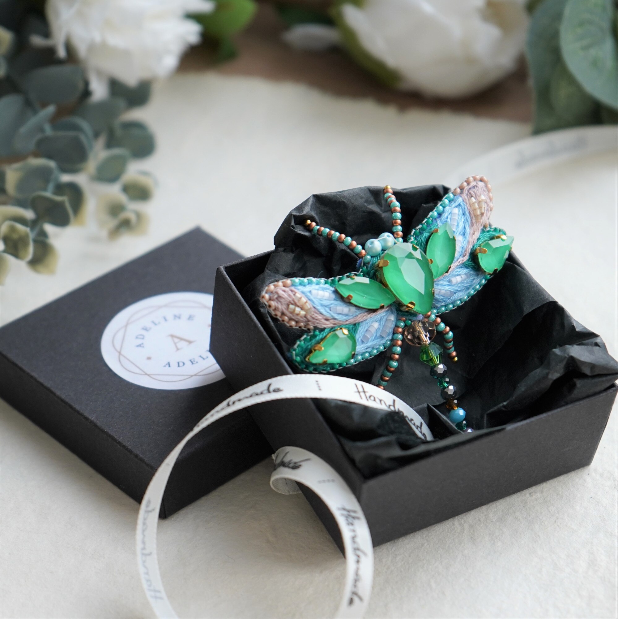 Brosa handmade, Libelula Brodata cu Cristale, Verde, 7x6,5 cm - eMAG.ro