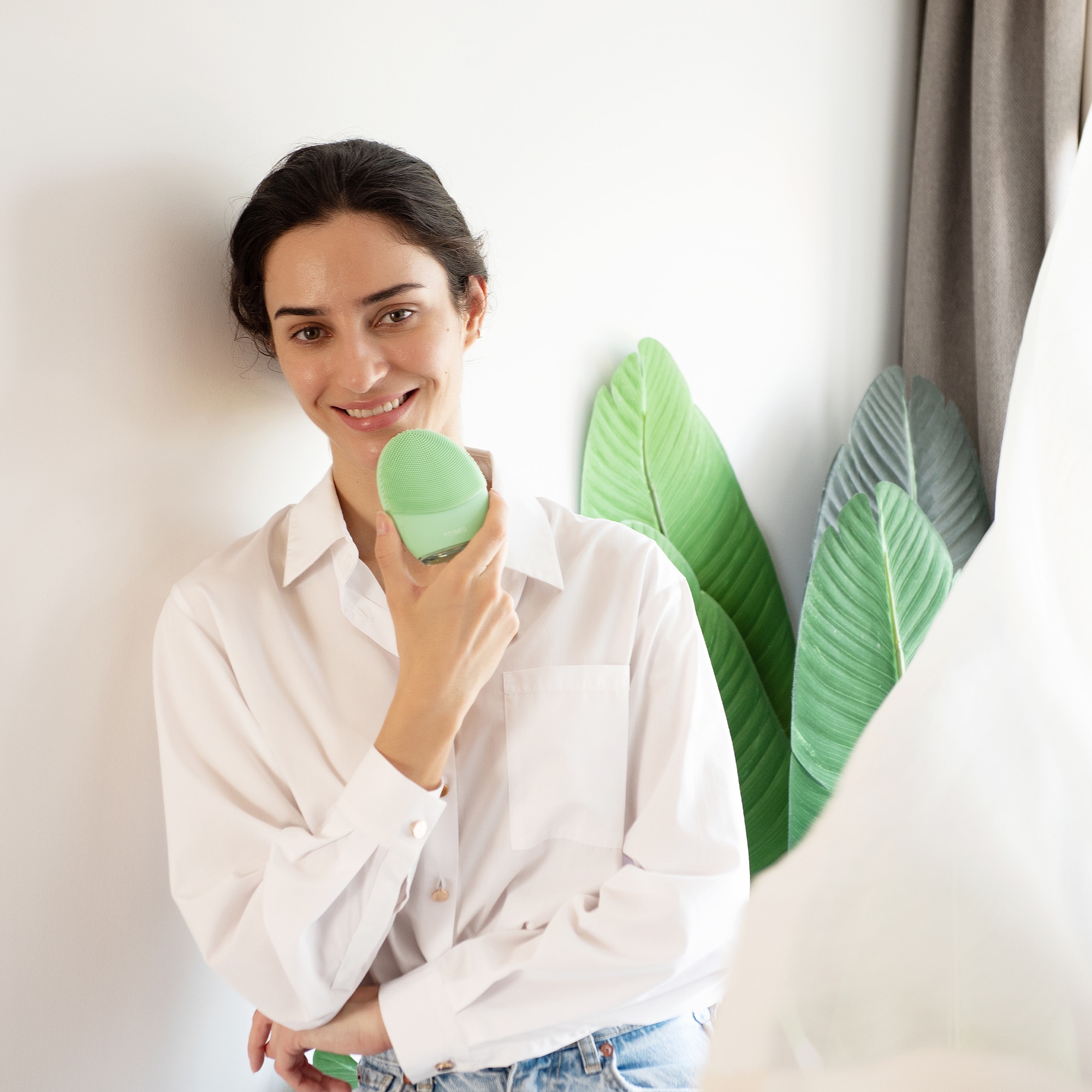 Смарт четка Foreo Luna™ 4 за почистване на лице и тонизиращ масаж за