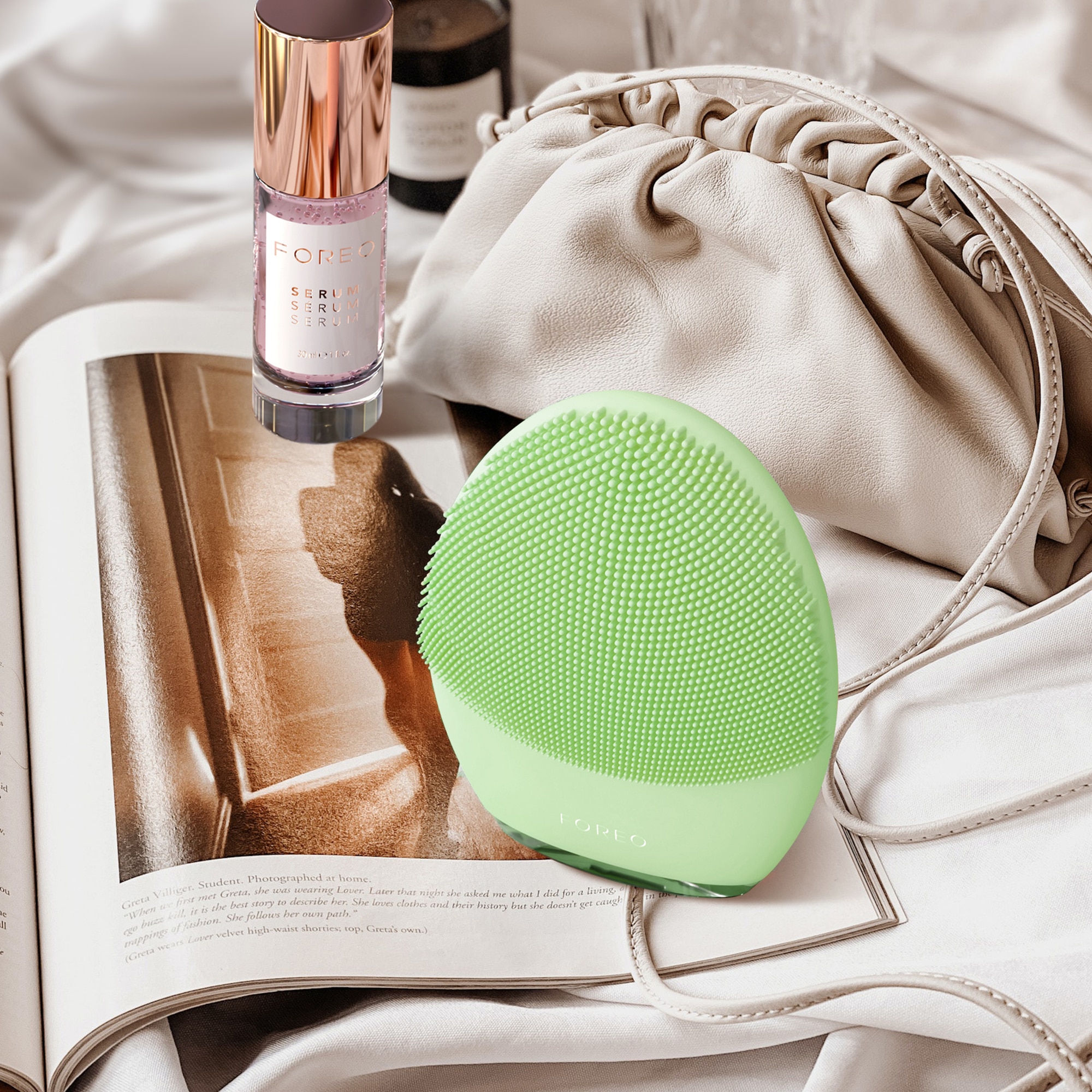 Смарт четка Foreo Luna™ 4 за почистване на лице и тонизиращ масаж за