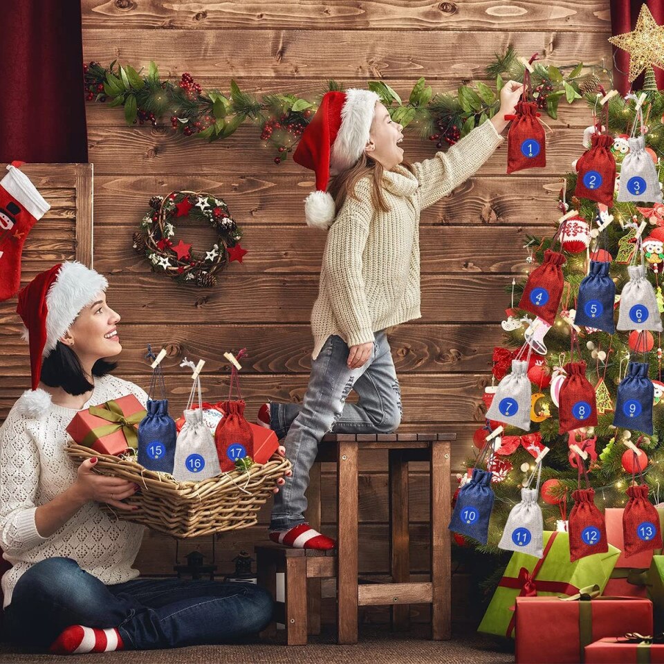 Адвент календар Raylarnia, с 24 торбички и стикери, текстил, червен/син ...