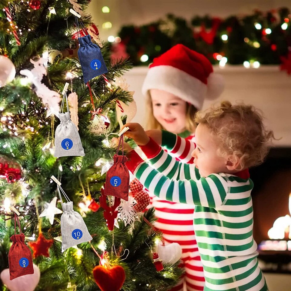 Адвент календар Raylarnia, с 24 торбички и стикери, текстил, червен/син ...