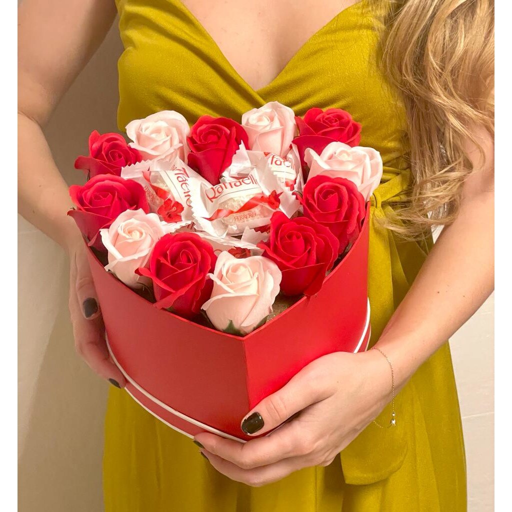 Aranjament in forma de inima cu trandafiri rosii, roz si bomboane ...