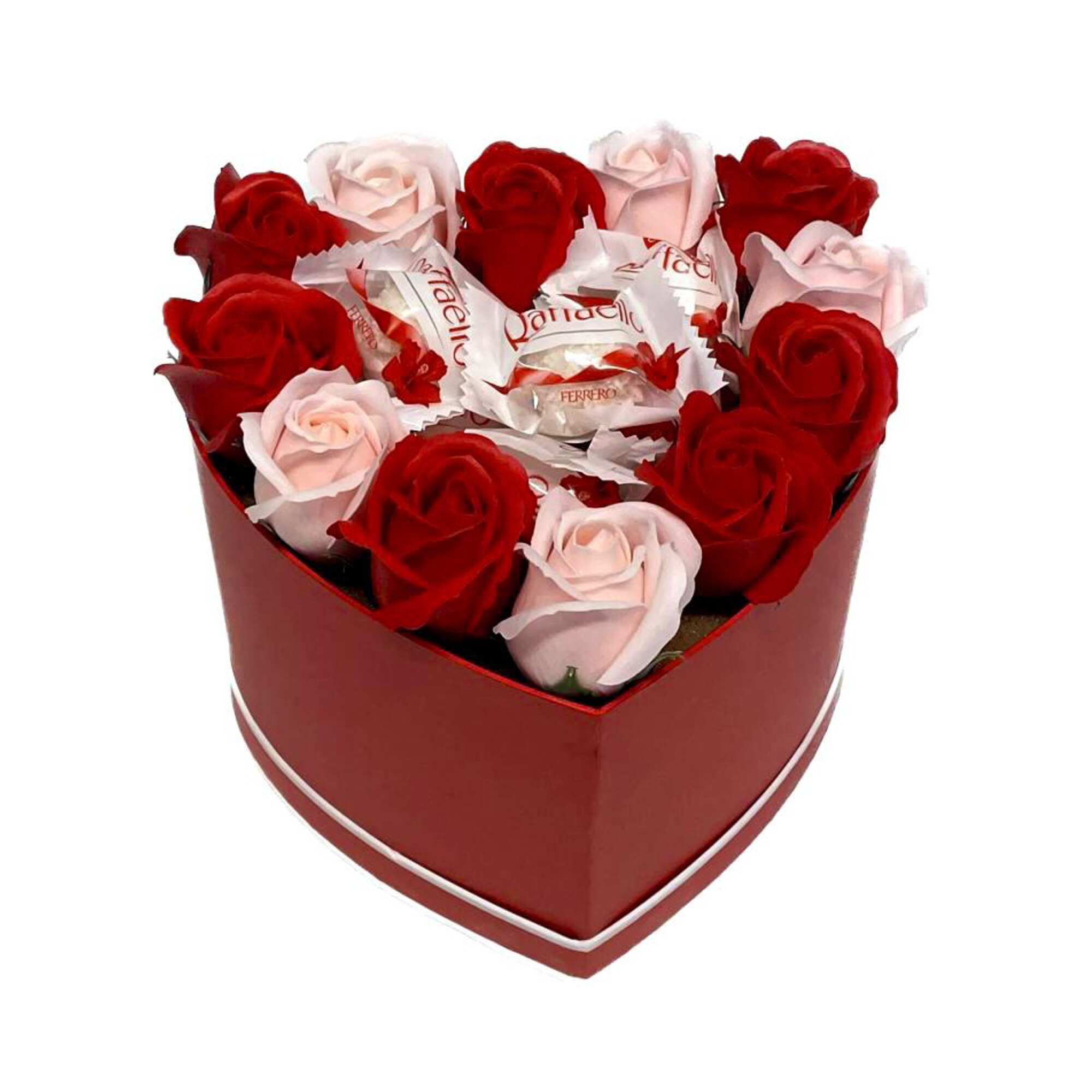 Aranjament in forma de inima cu trandafiri rosii, roz si bomboane ...