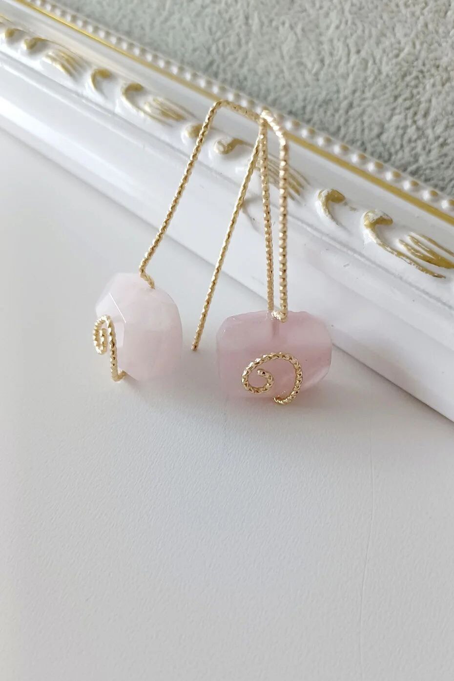 Cercei din Cuart roz si Aur, 4 cm - eMAG.ro