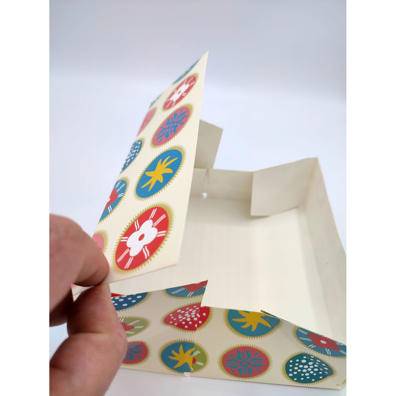 Set 50 Cutii carton prajituri, cu capac, imprimate cu buline ...