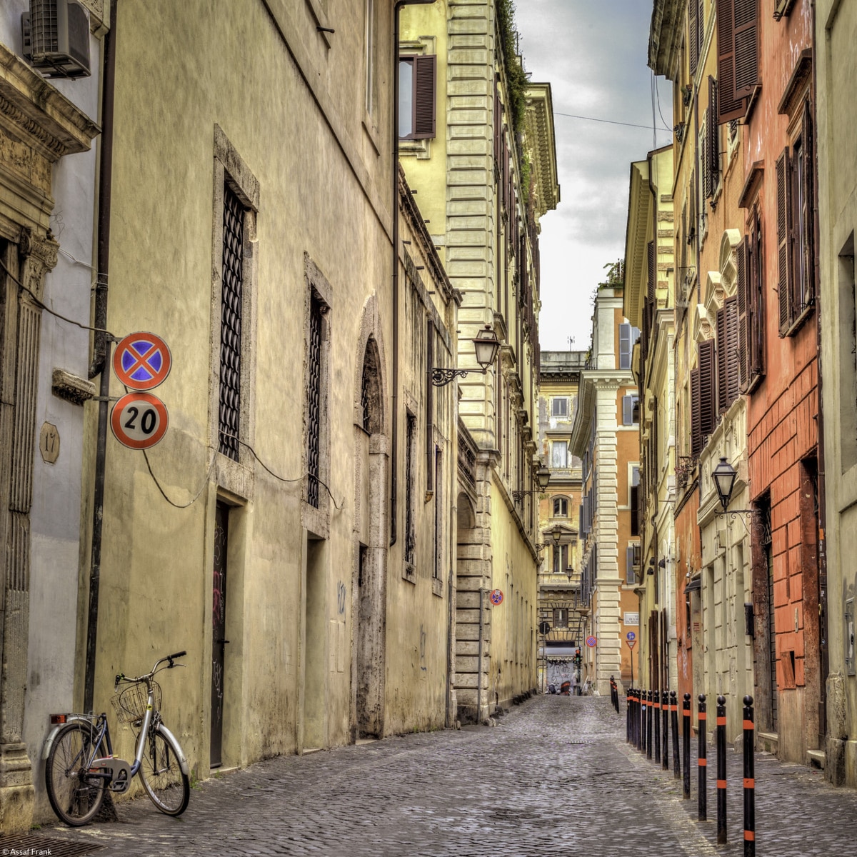 Poster perete, Zakito Posters, 30x30cm O strada ingusta printre cladiri ...