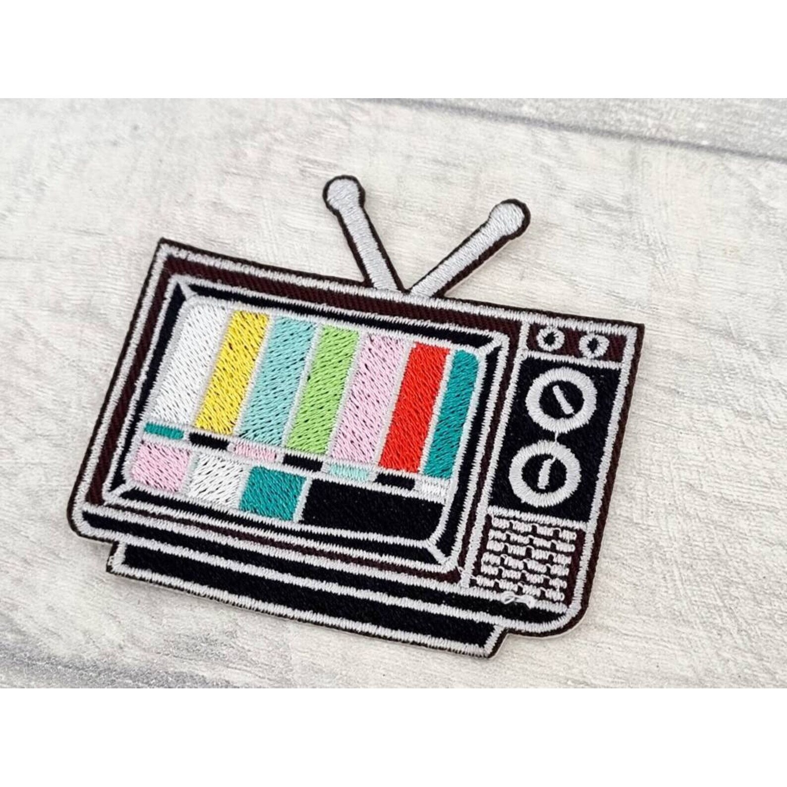 Patch textil brodat Retro TV set, Televizor Retro cu antena 7.3x7 cm ...