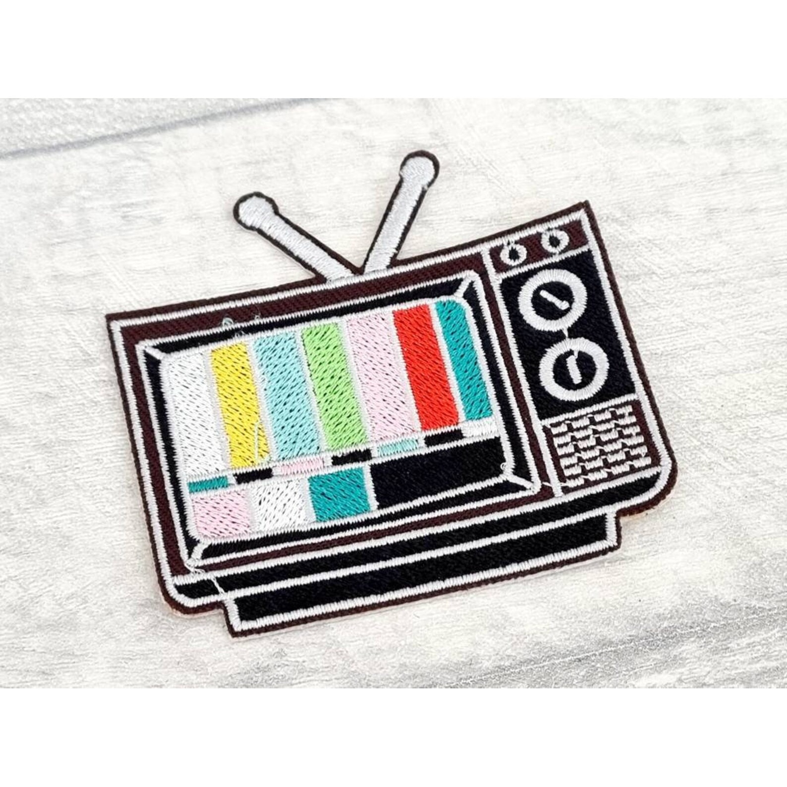 Patch textil brodat Retro TV set, Televizor Retro cu antena 7.3x7 cm ...