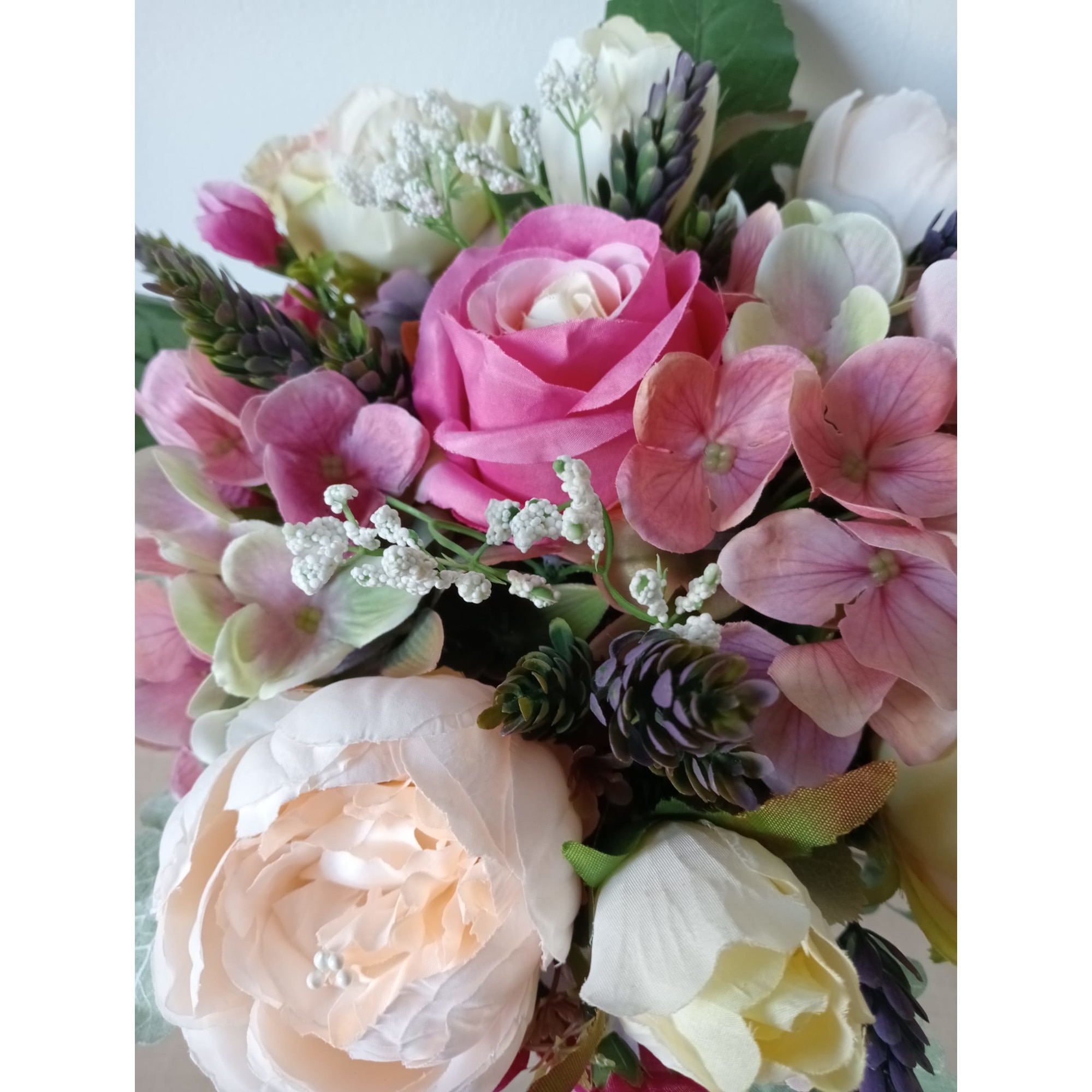 Aranjament floral din matase in cos crosetat love alb, cu 13 fire ...