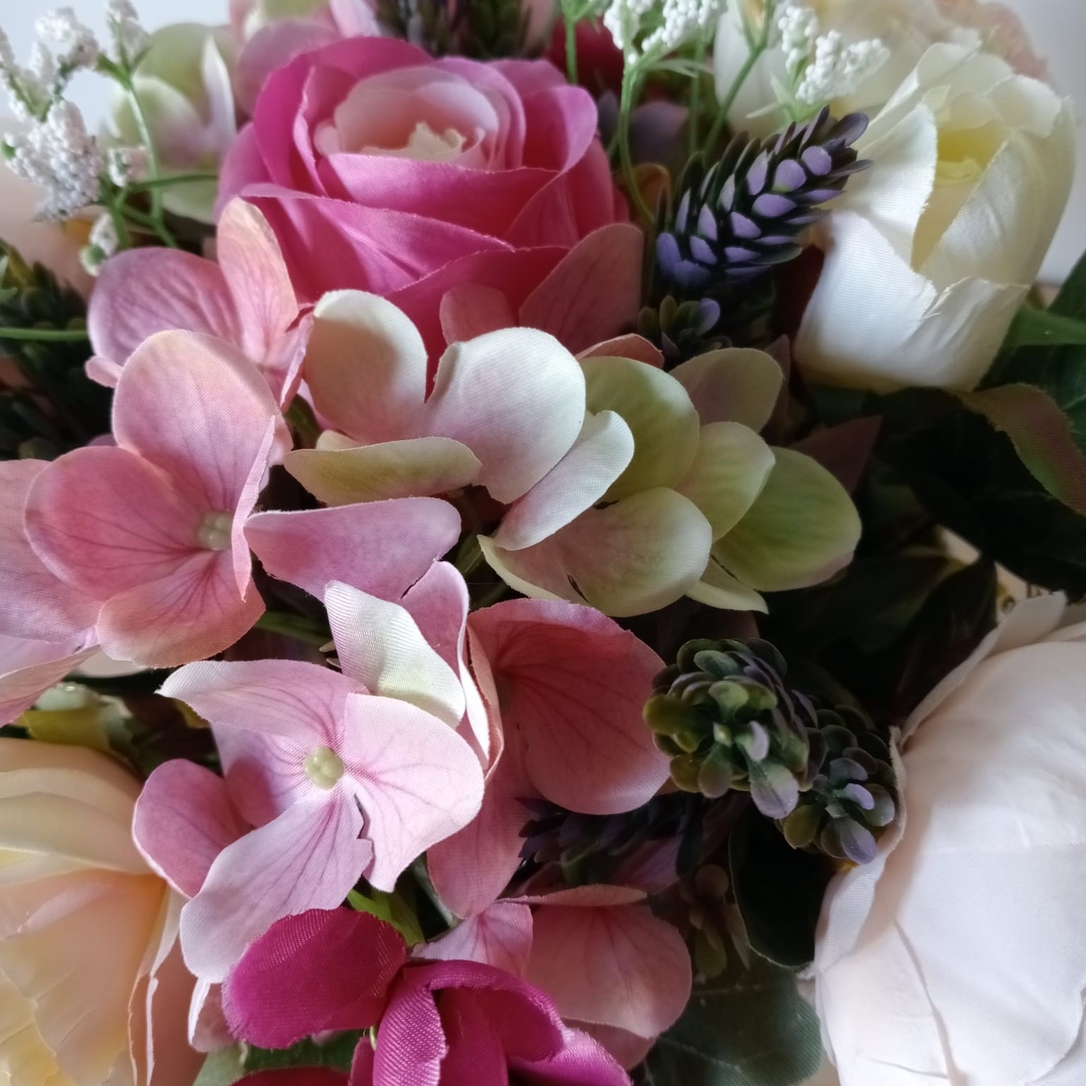 Aranjament floral din matase in cos crosetat love alb, cu 13 fire ...