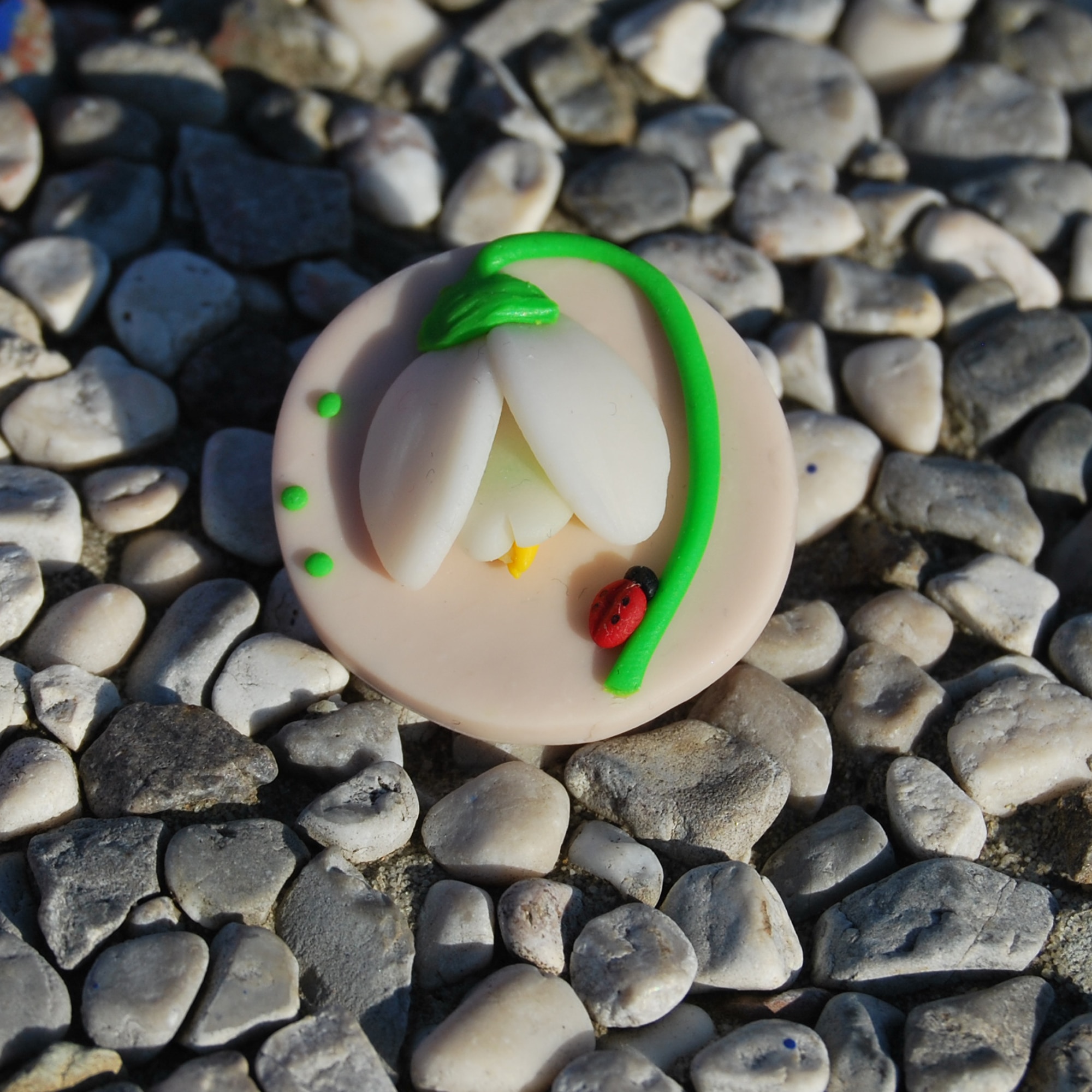 Martisor brosa ghiocel, CatE, alb verde, lut polimeric, handmade - eMAG.ro