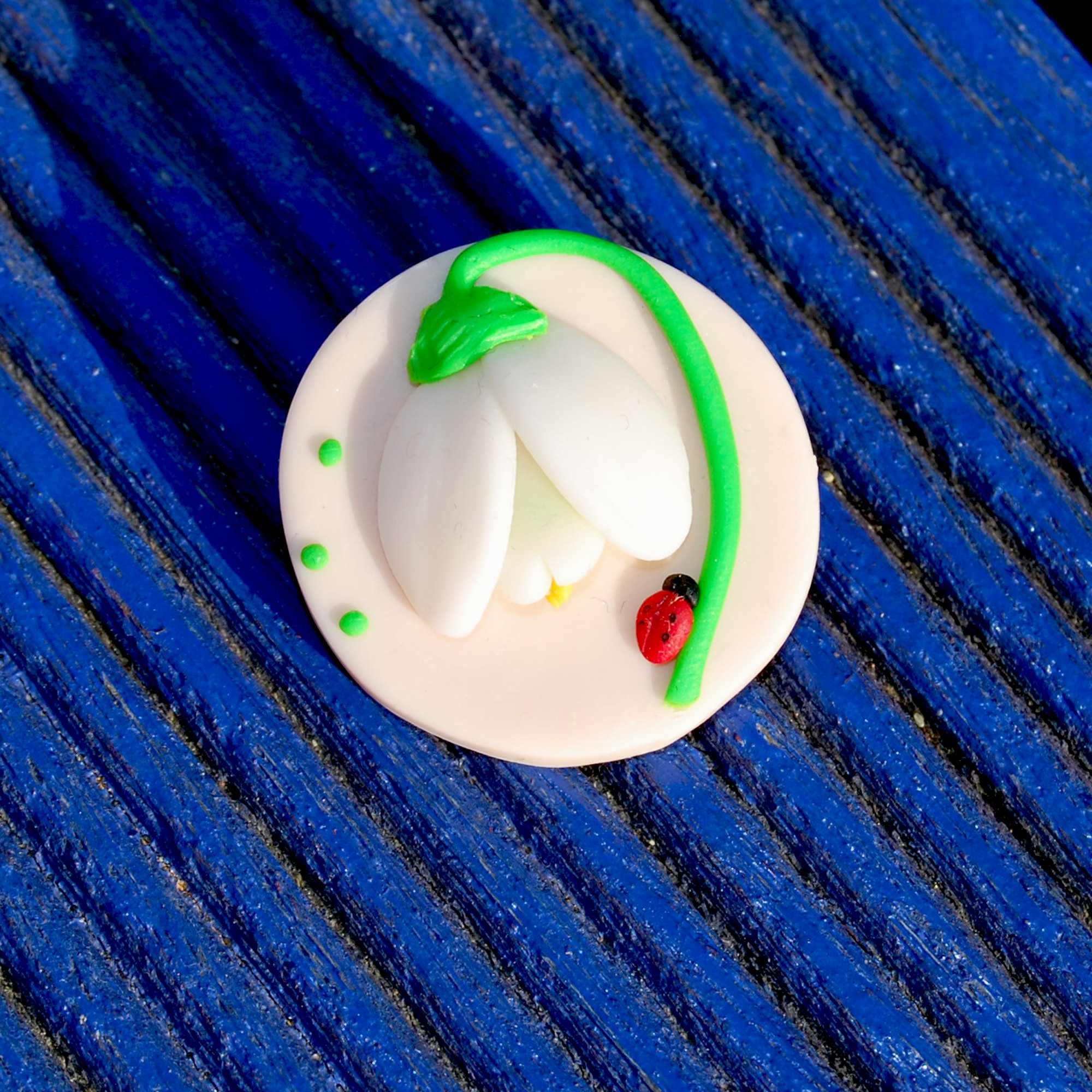 Martisor brosa ghiocel, CatE, alb verde, lut polimeric, handmade - eMAG.ro