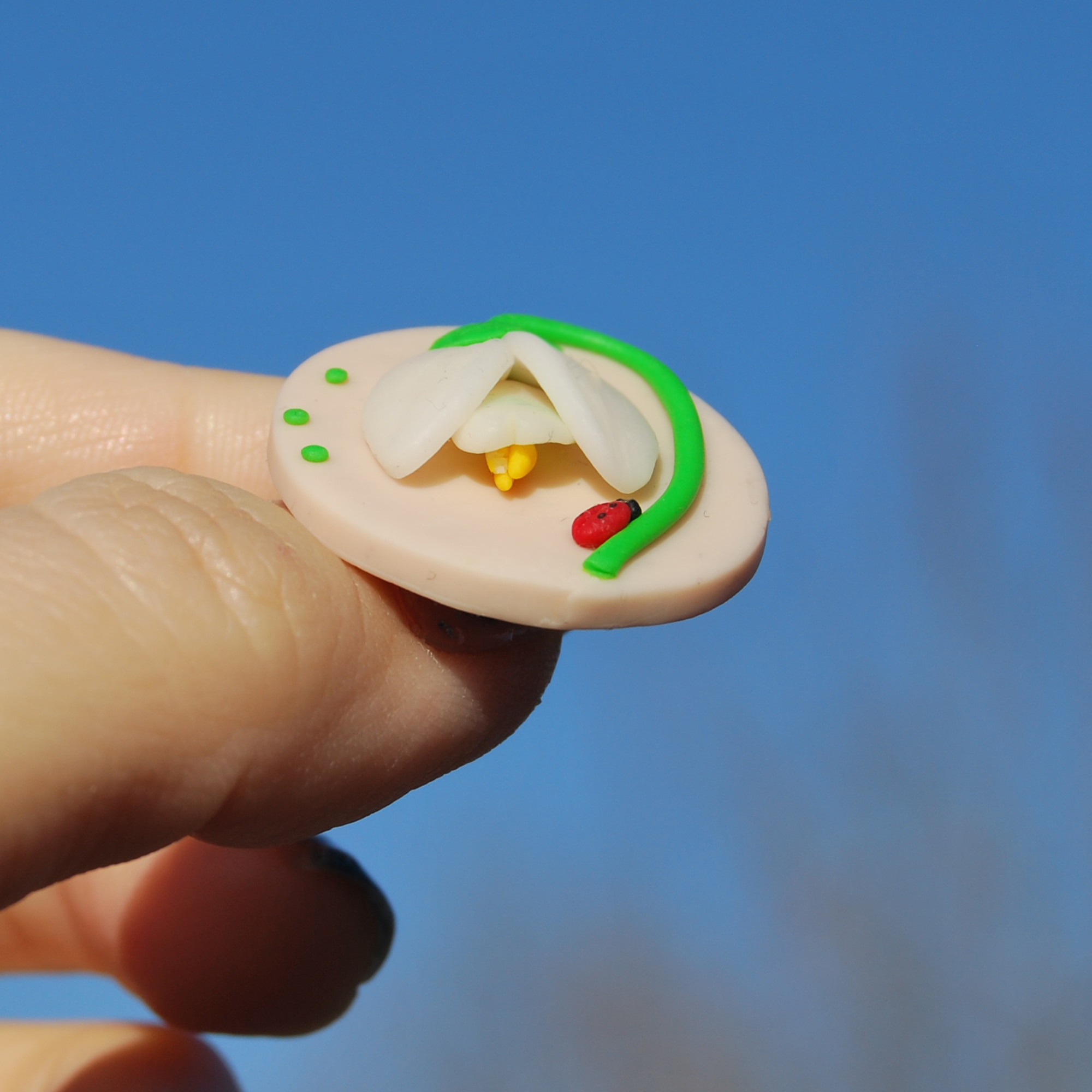 Martisor brosa ghiocel, CatE, alb verde, lut polimeric, handmade - eMAG.ro