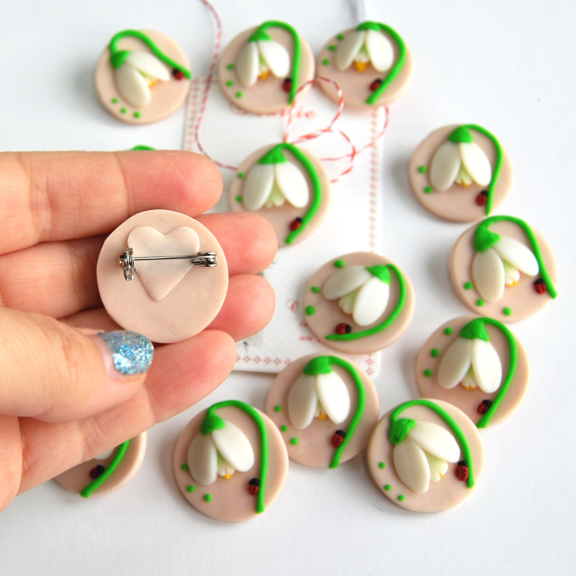 Martisor brosa ghiocel, CatE, alb verde, lut polimeric, handmade - eMAG.ro