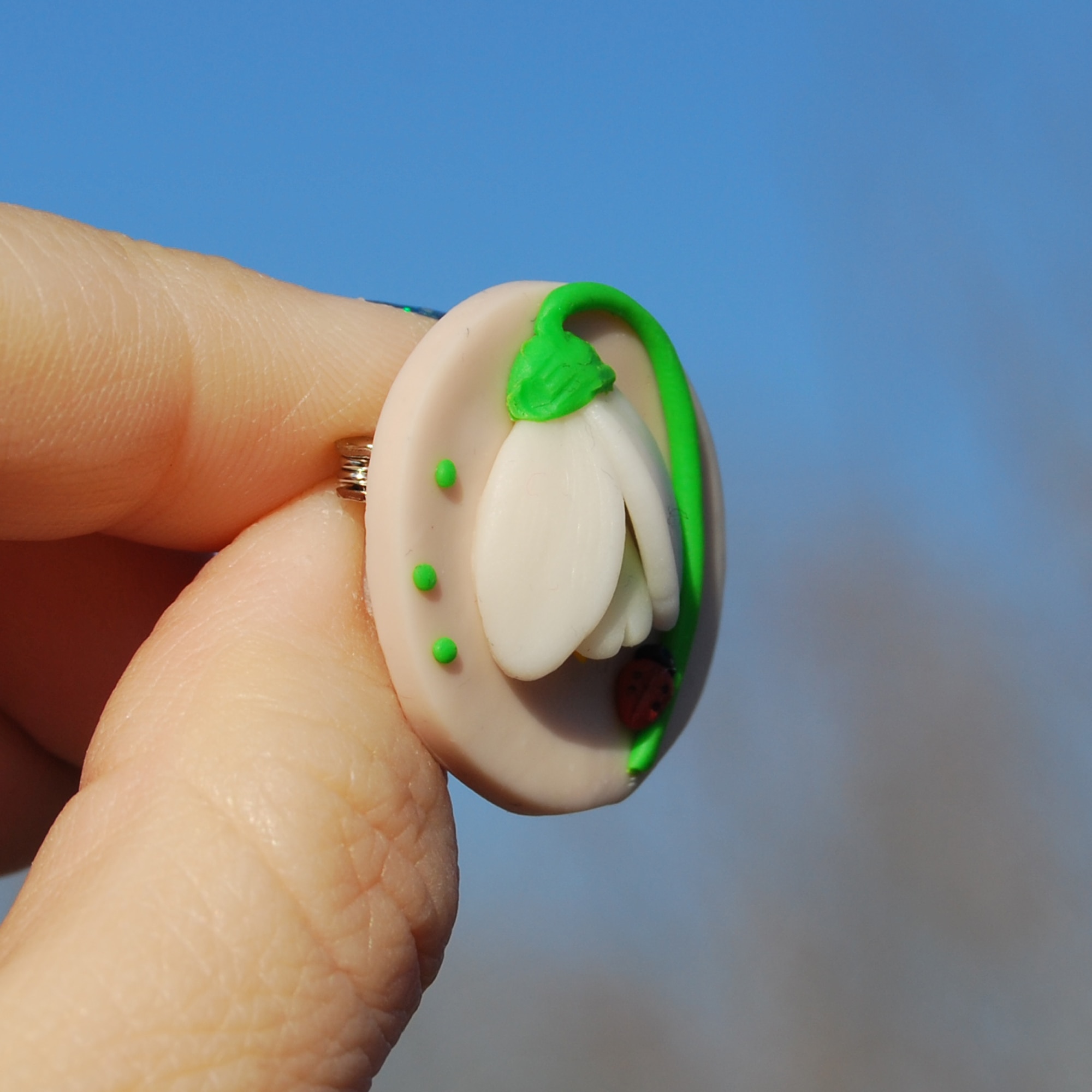 Martisor brosa ghiocel, CatE, alb verde, lut polimeric, handmade - eMAG.ro