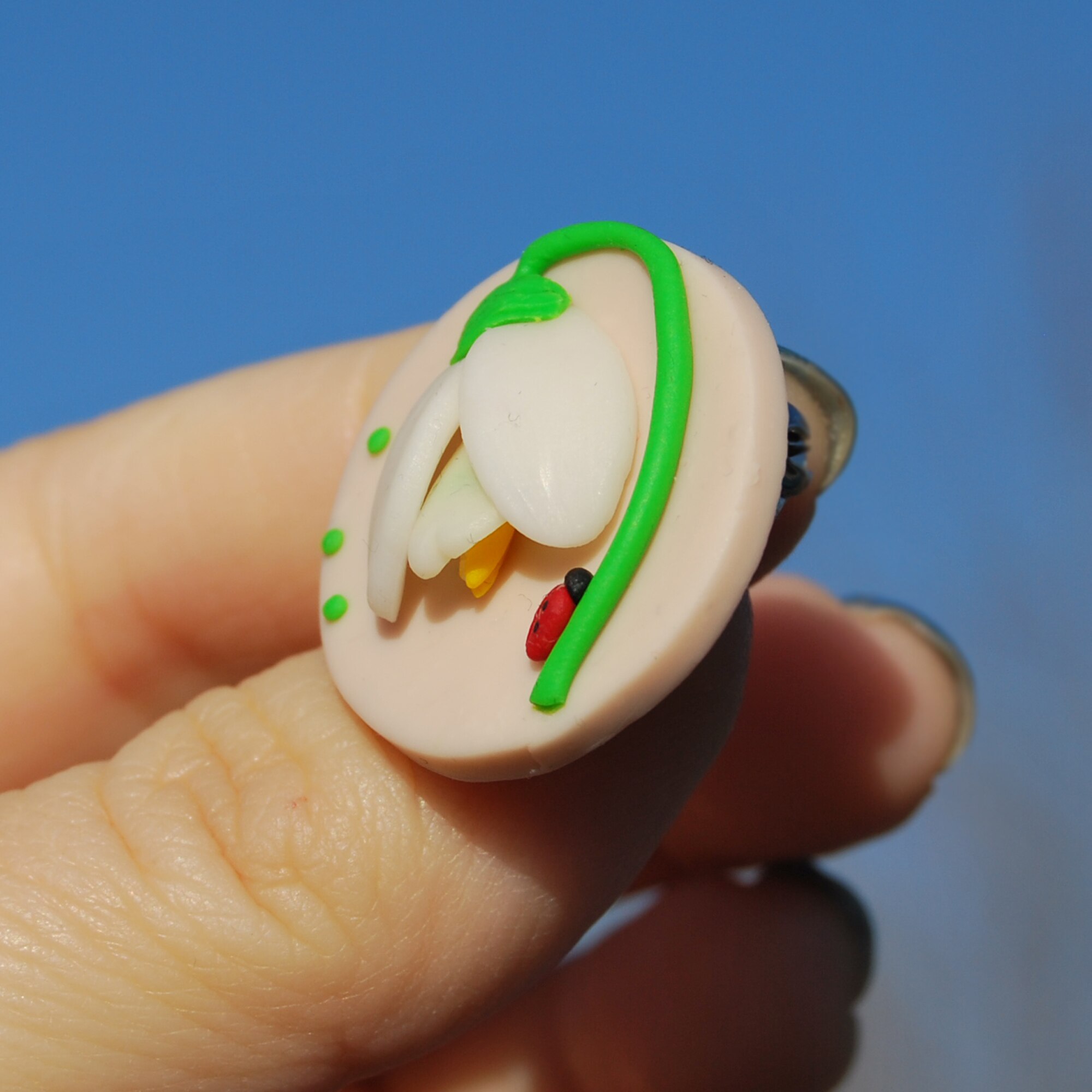 Martisor brosa ghiocel, CatE, alb verde, lut polimeric, handmade - eMAG.ro