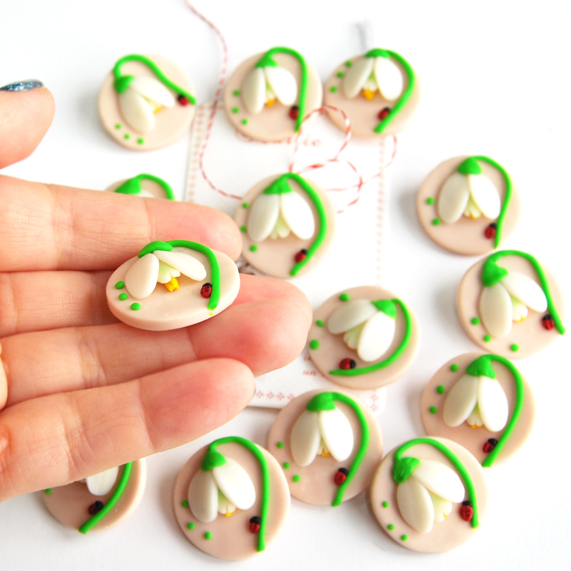 Martisor brosa ghiocel, CatE, alb verde, lut polimeric, handmade - eMAG.ro