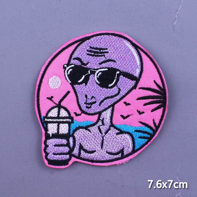 Petic textil brodat Extraterestru la plaja, Alien, UFO, OZN 7.6x7 cm ...