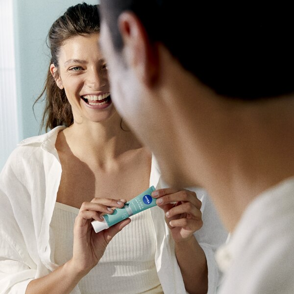 Tratament exfoliant pentru noapte NIVEA Derma Skin Clear, 40 ml - eMAG.ro