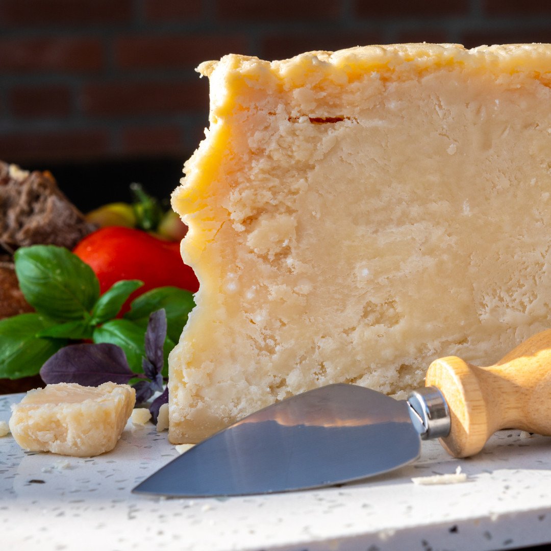 Parmigiano Reggiano Red Cow Parmezán sajt, 40 hónap érlelésű, 500 g ...
