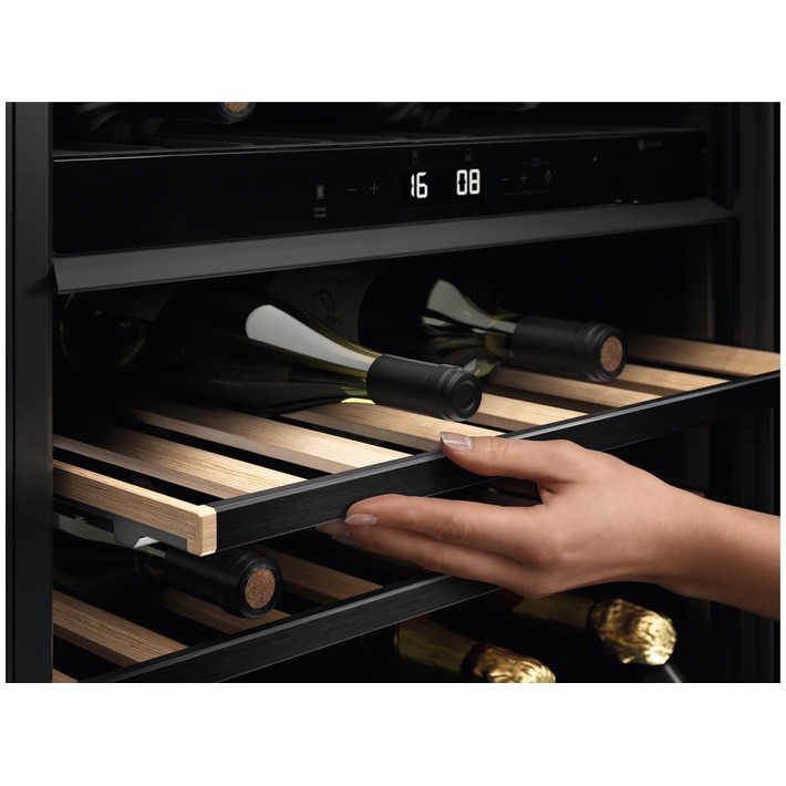 Хладилна витрина за вграждане AEG AWUD040B8B, За вино, 40 бутилки, 122 ...