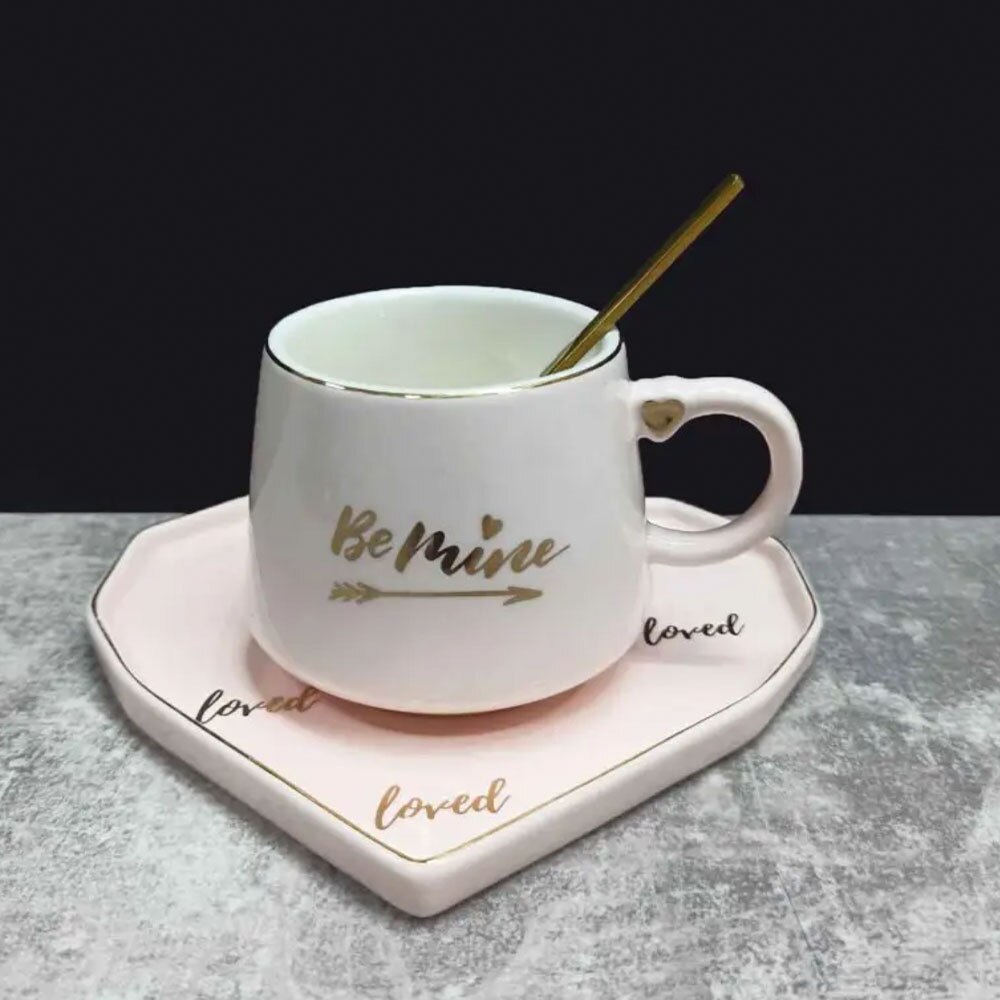 Cana ceramica cu farfurie in forma de inima si lingurita Pufo Be Mine ...