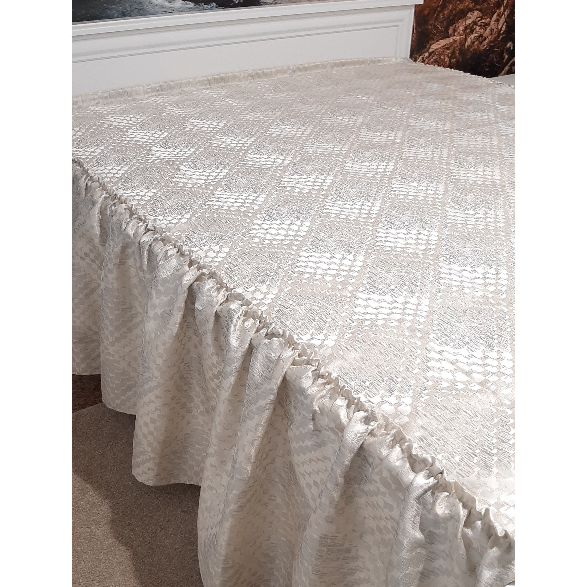 Cuvertura pat, Marazzi 06, crem si argintiu, model de lux cu volane ...