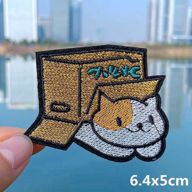 Petic textil brodat Pisica in cut, Cat in a box 6.4x5 cm - eMAG.ro
