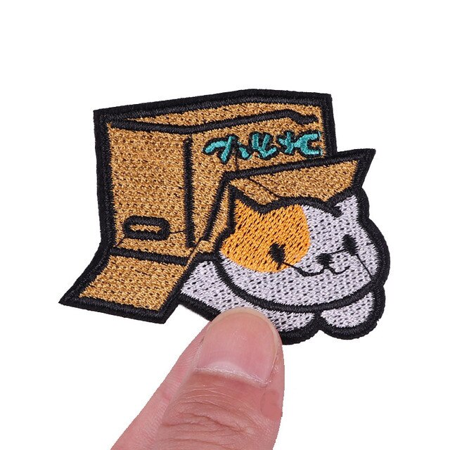 Petic textil brodat Pisica in cut, Cat in a box 6.4x5 cm - eMAG.ro