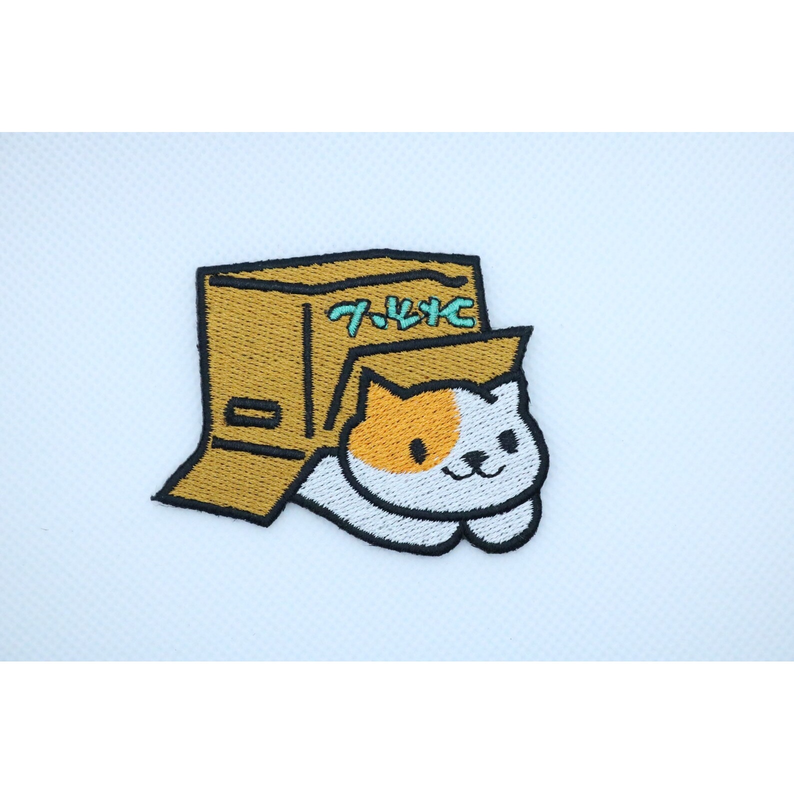 Petic textil brodat Pisica in cut, Cat in a box 6.4x5 cm - eMAG.ro