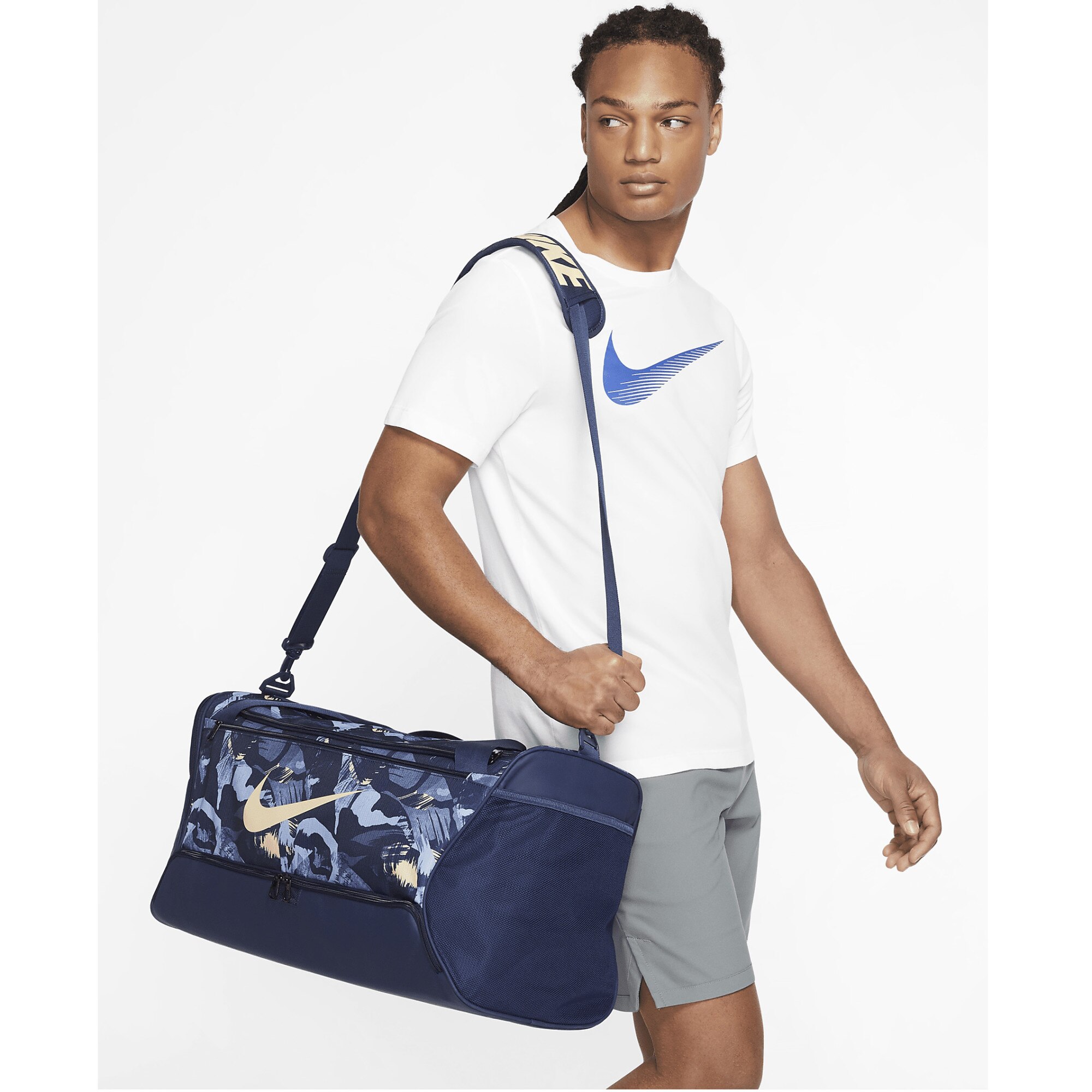 Geanta sport Nike Brasilia M 9.5 AOP, 60 litri, albastru/multi - eMAG.ro